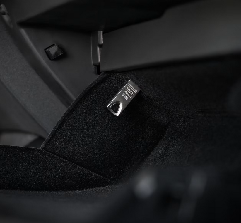 テスラ USBドライブ 128GB 純正品 2025 New TESLA Model 3/Y/S/X USB Drive - 128 GB ...